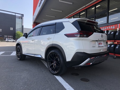 BEST写真館 | 日産 エクストレイル T33/SNT33 の RAYS(レイズ) HOMURA ホムラ 19 セミグロスブラック/RAP(レッドクリア)(B7J) を表示 | タイヤと ...