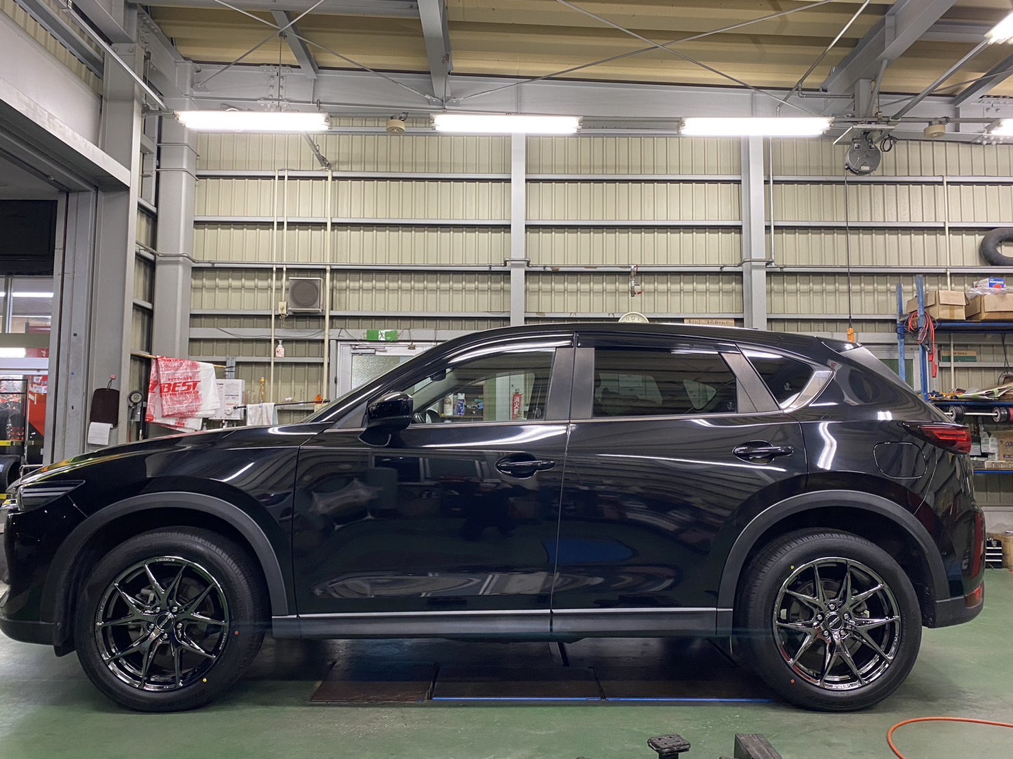 BEST写真館 | マツダ CX-5 KFEP/KF5P/KF2P の RAYS(レイズ) VERSUS ベルサス 19 ジェットブラック (YNJ) を表示 | タイヤとアルミホイールの専門 ...